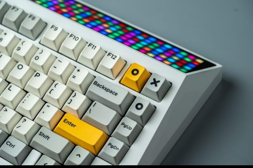 El teclado mecánico Cyberboard incorpora un majestuoso panel de 200 ...